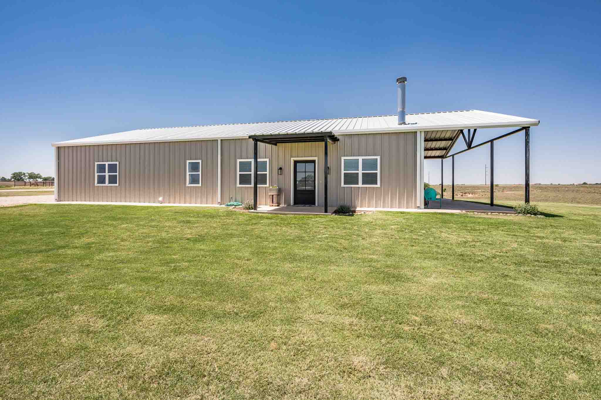 Barndominium with horse barn and pipe arena | Horse Properties of Texas